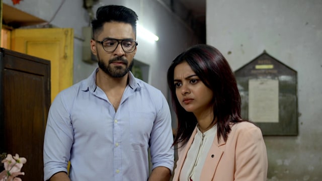 Gaatchora - Watch Episode 374 - Isha, Riddhiman Stuck Together on ...