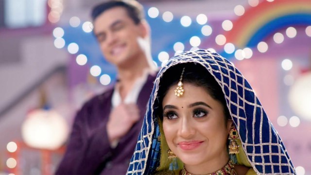 Aww! Kartik cannot take his eyes off Naira - Hotstar