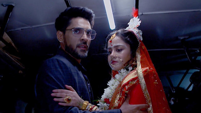 Riddhiman Comes to Bindi’s Rescue - Promo - Hotstar