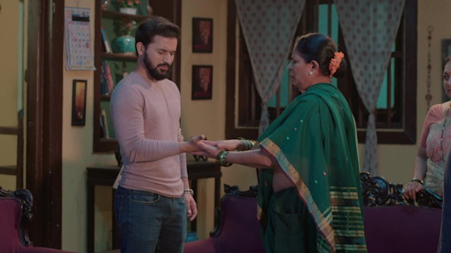 Watch Man Dhaga Dhaga Jodte Nava Full Episode 211 Online in HD on Hotstar