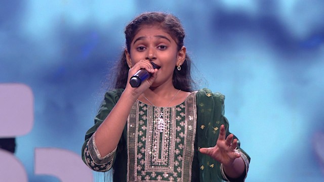 Shreenitha Sings Minnal Oru Kodi - Hotstar