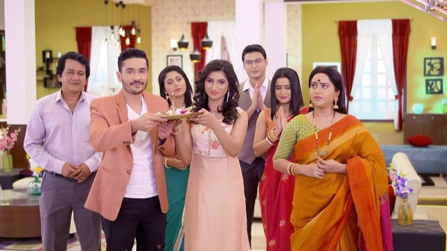 Nojor - Watch Episode 117 - Riddhi's Engagement Ceremony on Disney+ Hotstar