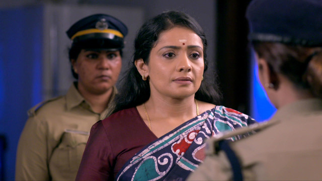 Kudumbavilakku - Watch Episode 416 - Sumithra Gets Arrested! on Disney+ ...