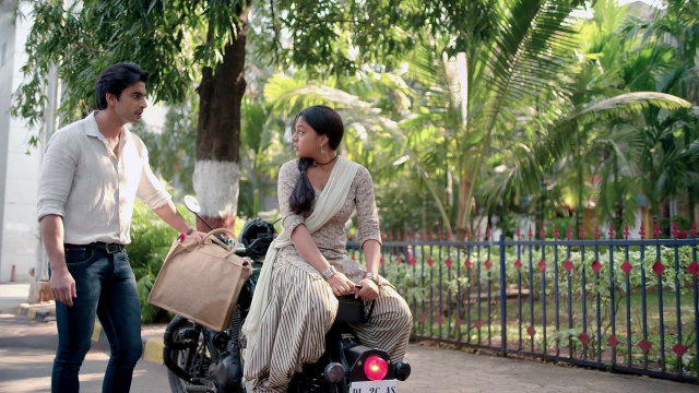 Imlie's scary phatphati ride - Disney+ Hotstar