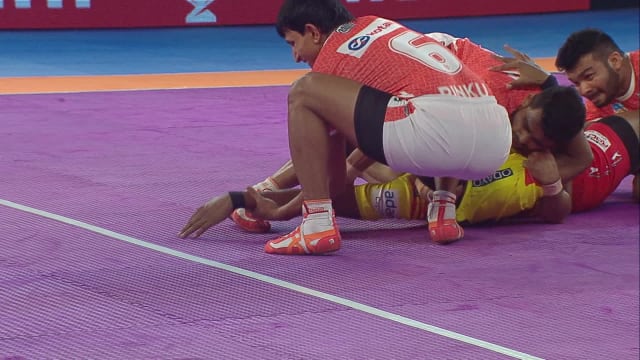 Kabaddi: Paltan's Defence Stalls Mahendra