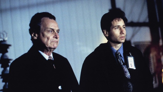 Nonton The X-Files Season 1 Episode 17 - E.B.E. di Disney+