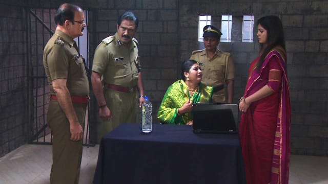 Parasparam - Watch Episode 10 - Deepthi Arrests Rasiya on Disney+ Hotstar