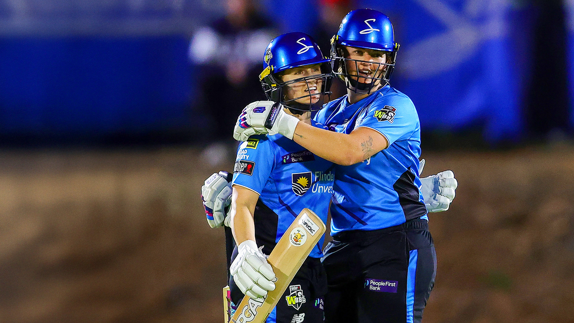 Strikers Snatch Last-ball Win vs Heat