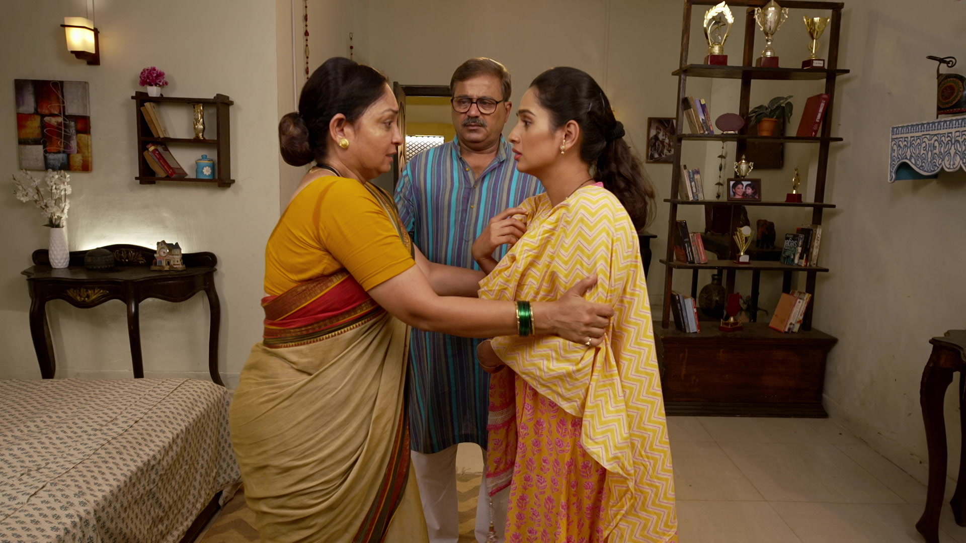 Watch Man Dhaga Dhaga Jodte Nava S1 Episode 21 on JioHotstar