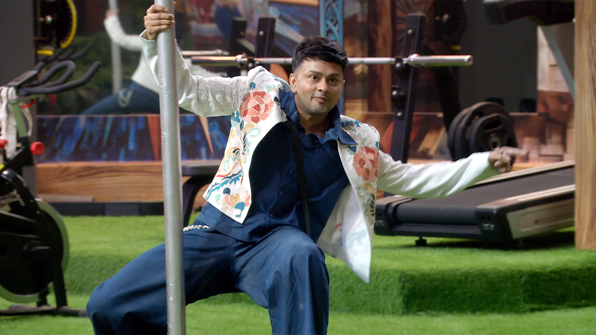 Awez Turns Pole Dance into a Revelation - JioHotstar