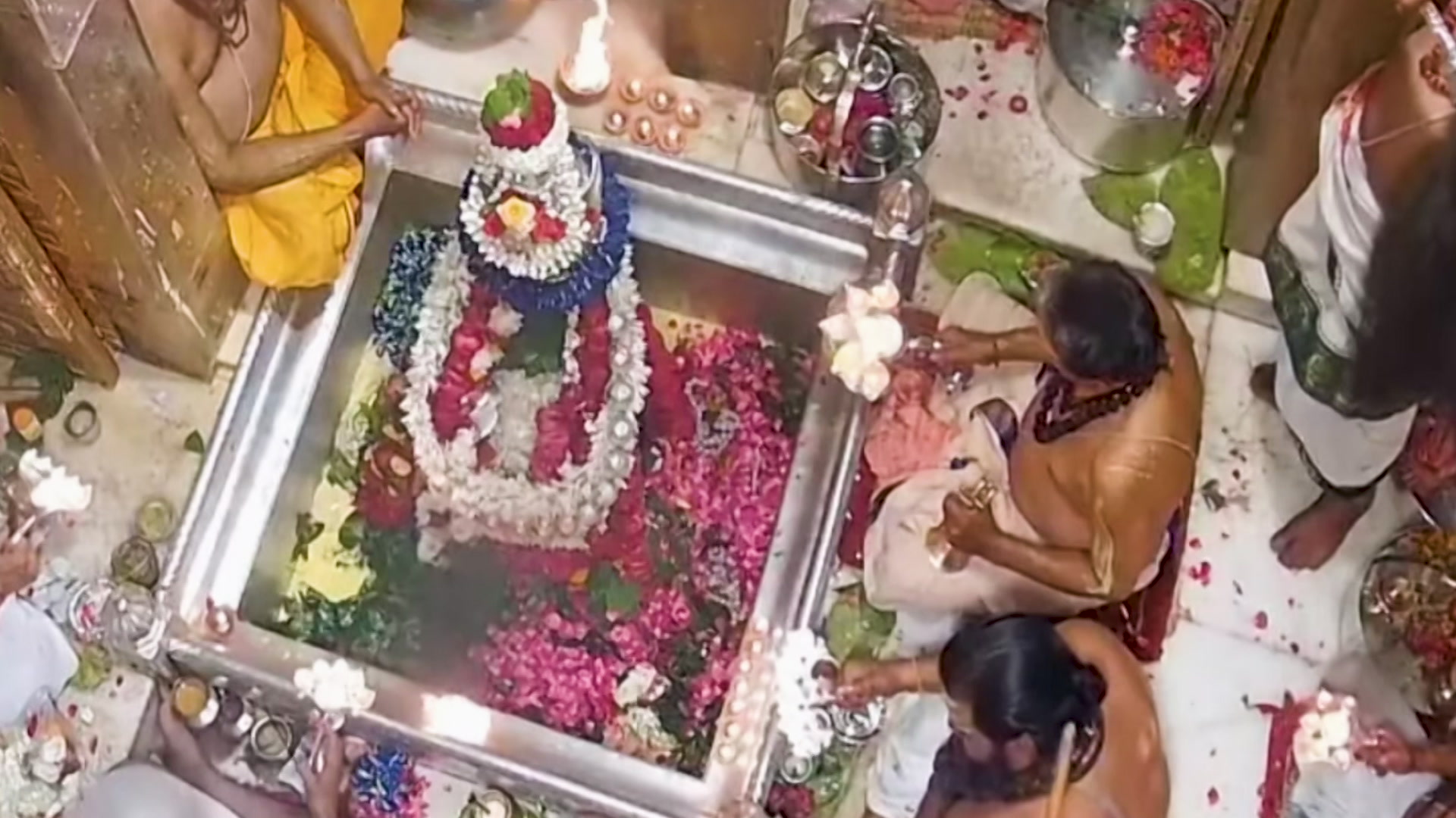 Morning Aarti at Kashi Vishwanath - JioHotstar