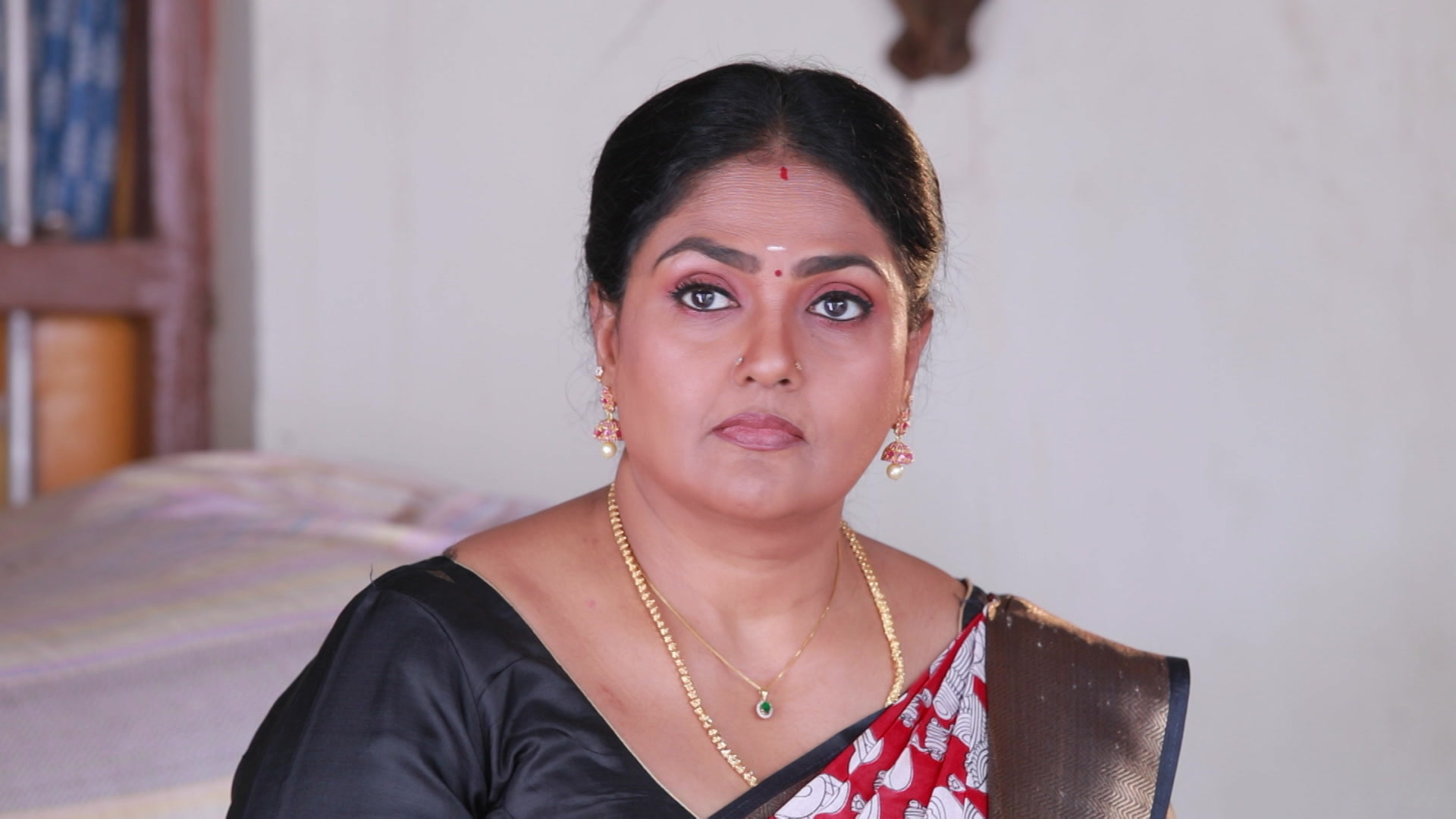 Stream Gomathi's Worry for Gandhimathi Season 3 Episode 318 – Gomathi's ...