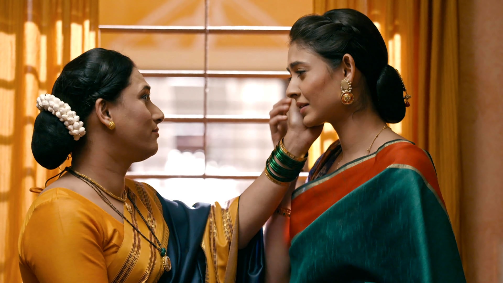 Stream mehndi-hai-rachne-waali Online | Watcho