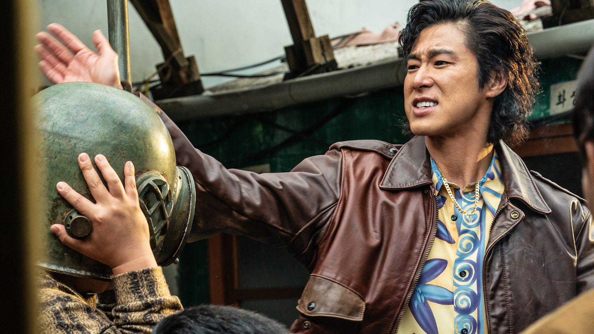 Watch Low Life Episode 4 on Disney+ UAE | Korean English Drama Crime ...