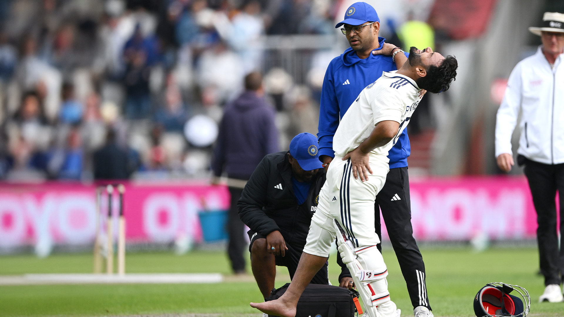 Retired Hurt! Pant Limps Off in Pain