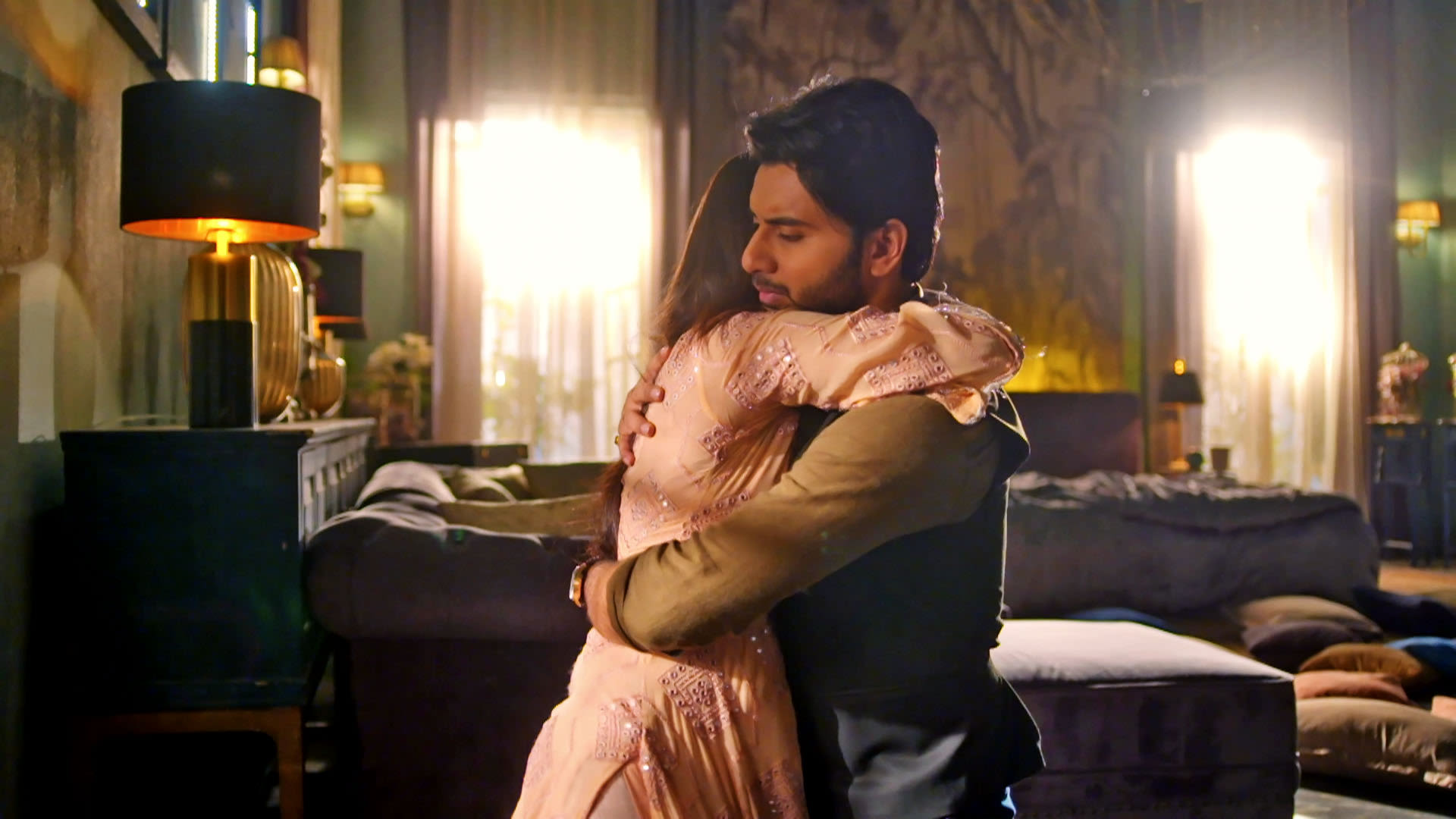 Watch Aman Consoles Roshni Online