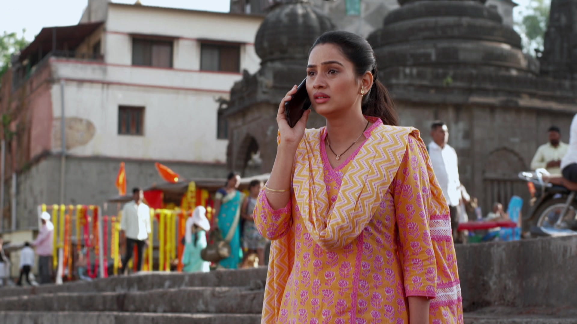 Watch Man Dhaga Dhaga Jodte Nava S1 Episode 7 on JioHotstar