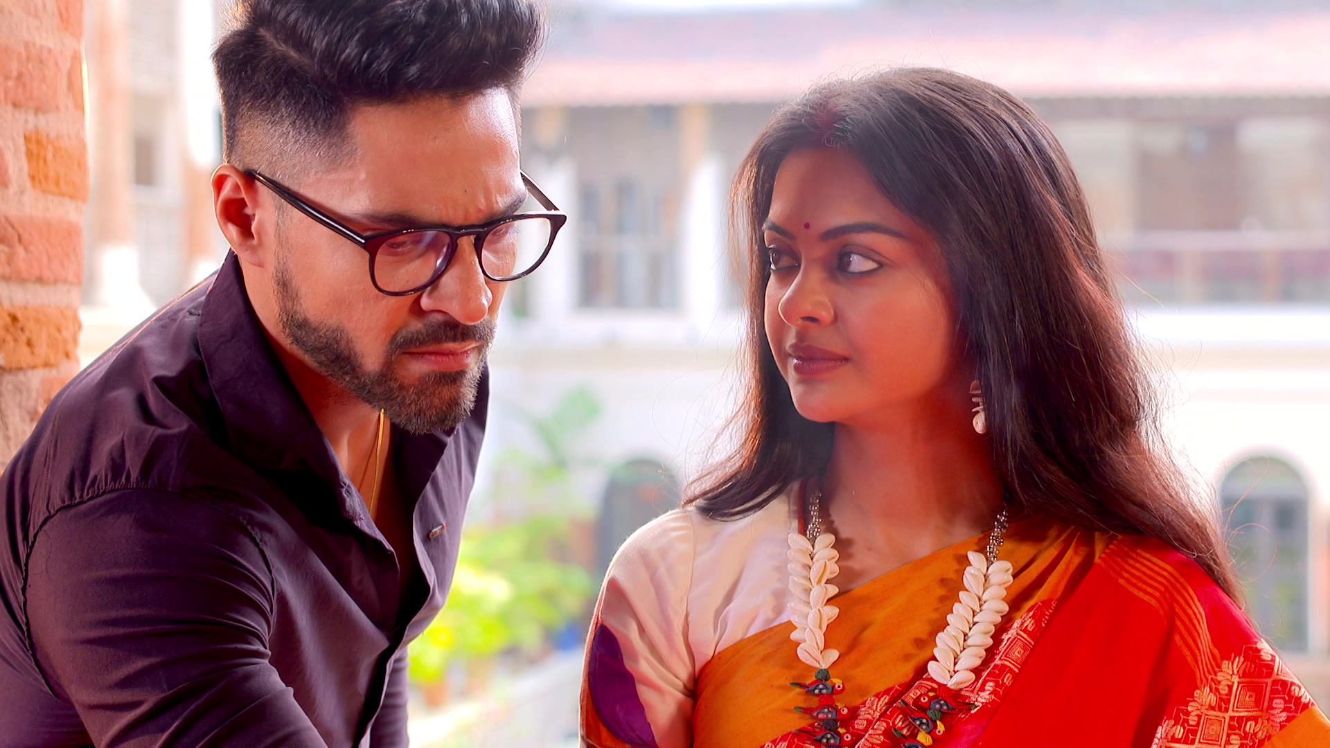 Watch Gaatchora S1 Episode 328 on JioHotstar