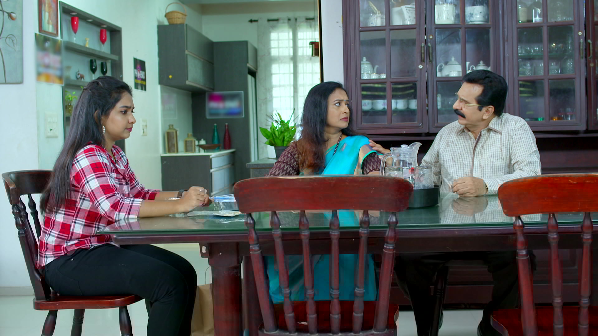 Watch Chempaneer Poovu Episode 177 on JioHotstar