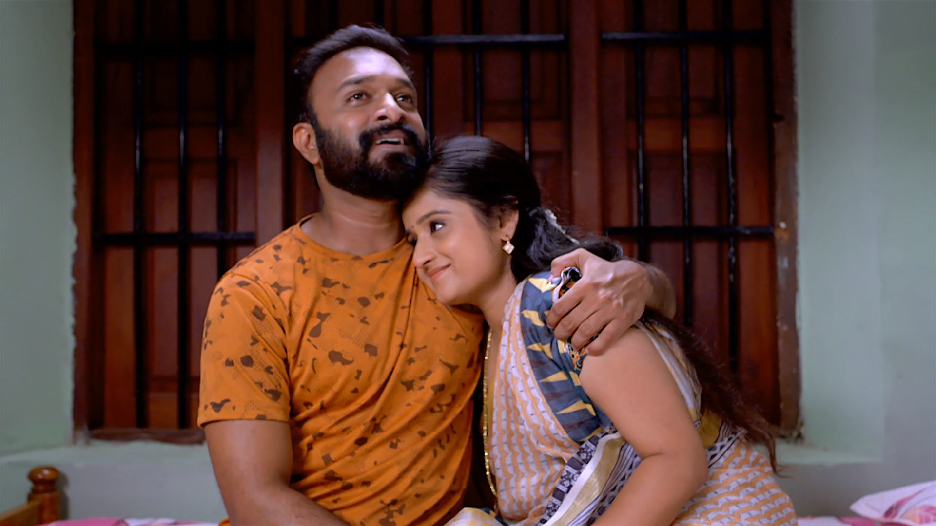 Watch Shiva, Anjali Get Romantic Online