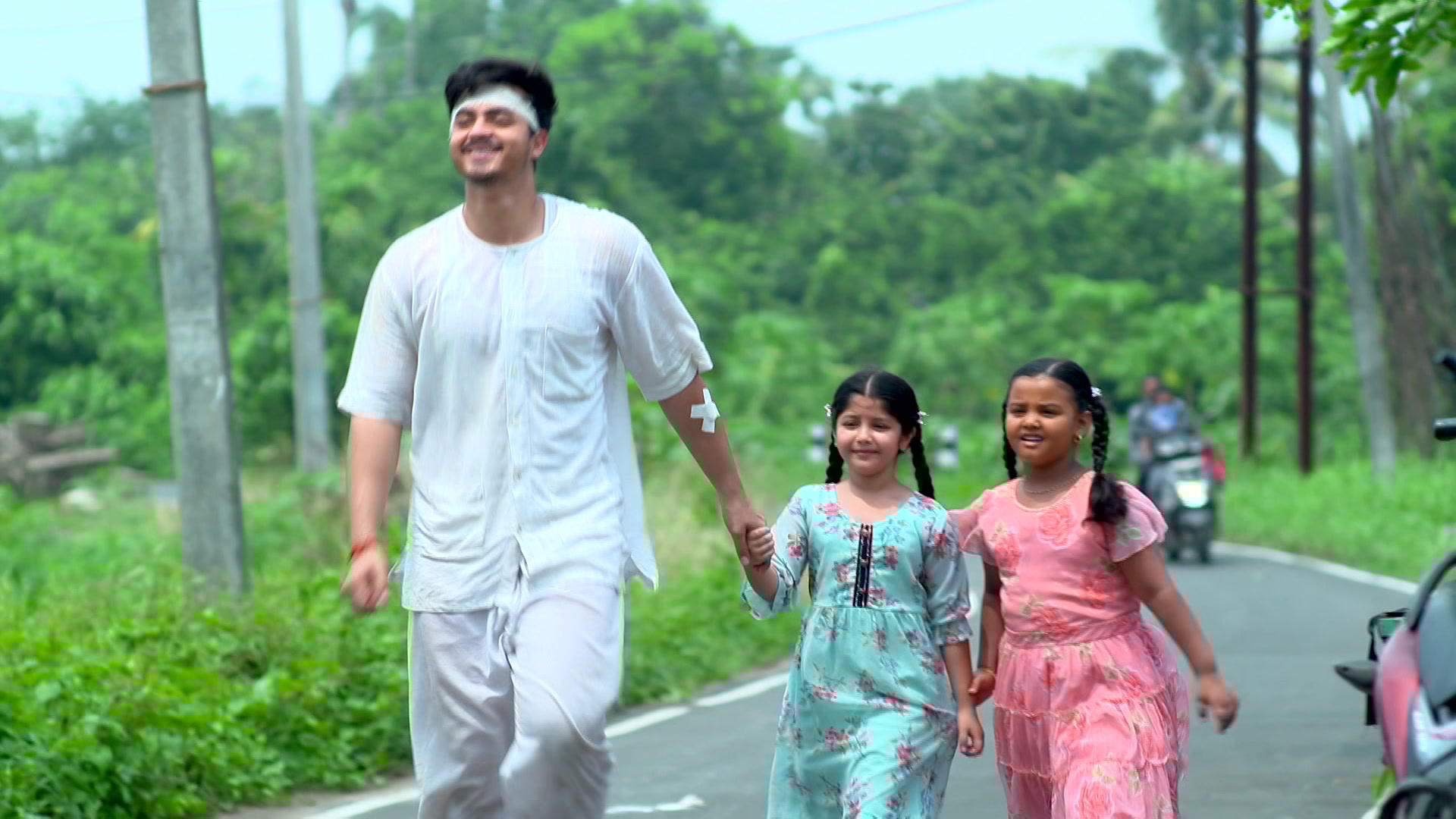 Watch Anurager Chhowa Episode 709 on JioHotstar