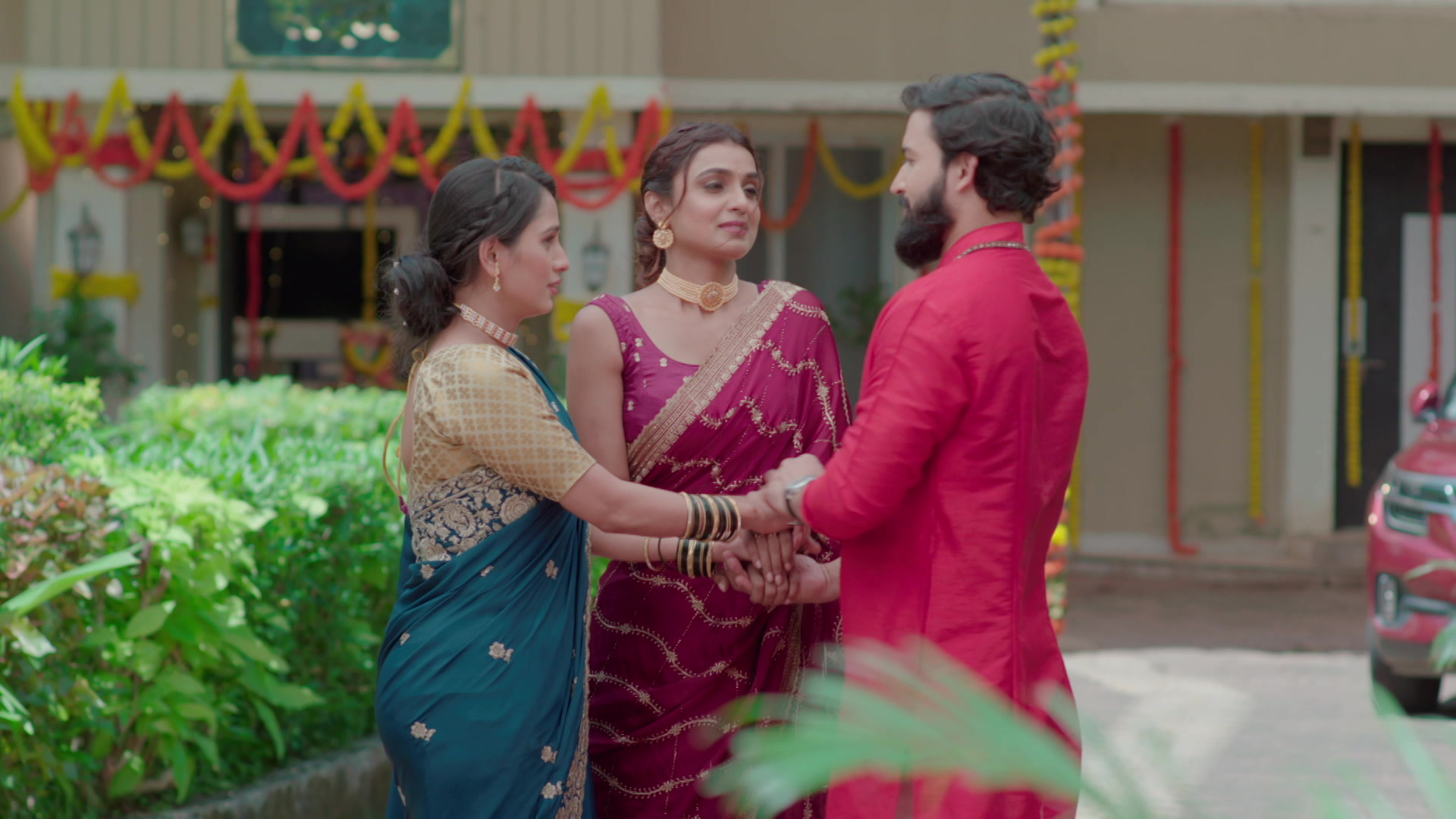 Watch Man Dhaga Dhaga Jodte Nava S1 Episode 459 on JioHotstar