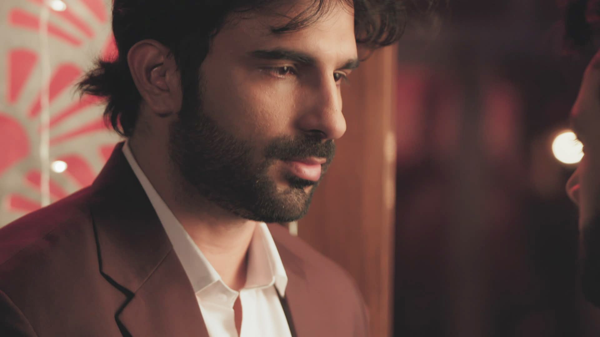 Watch Arjun Bumps into Diya Online