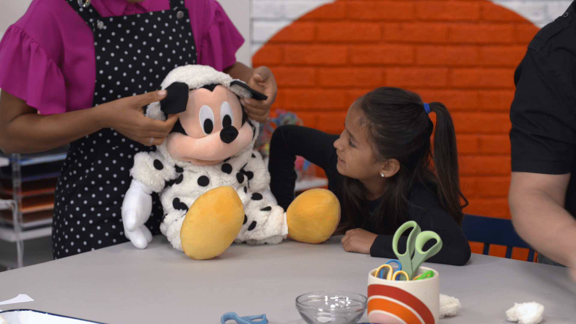 Watch Disney Family Sundays S1 Episode 31 on Disney+ Bahrain | Spanish ...