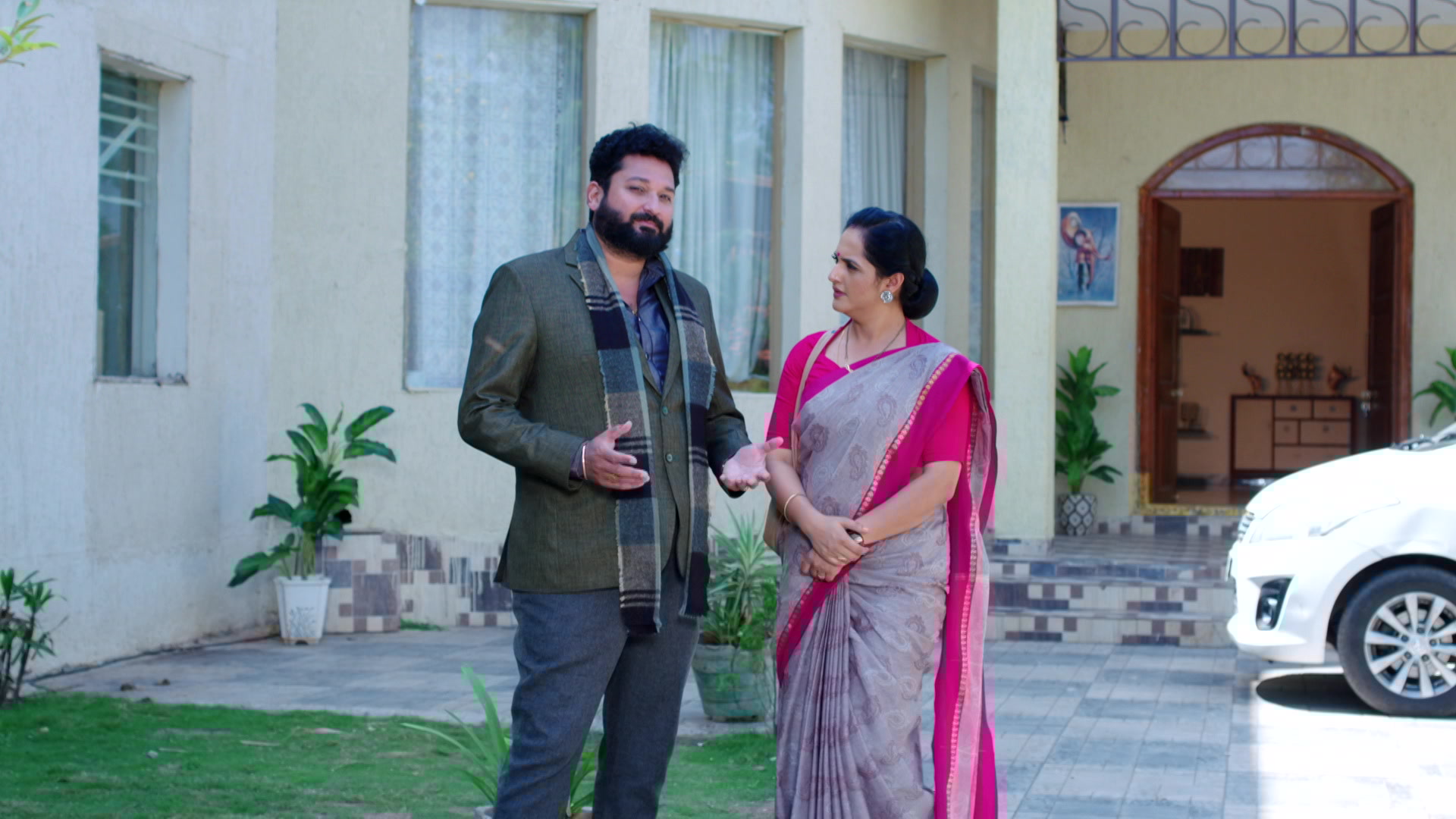 Watch Guppedantha Manasu Episode 733 on JioHotstar