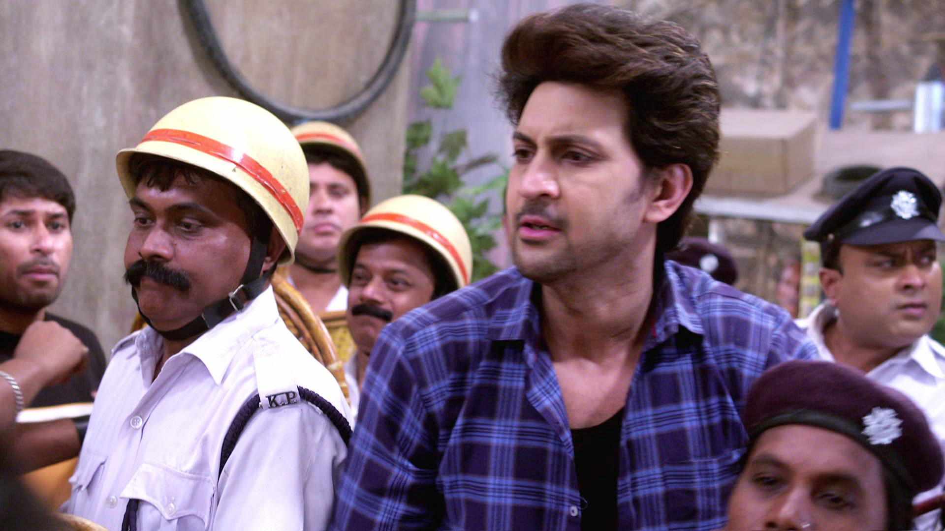 Watch Khelaghor S1 Episode 386 on JioHotstar