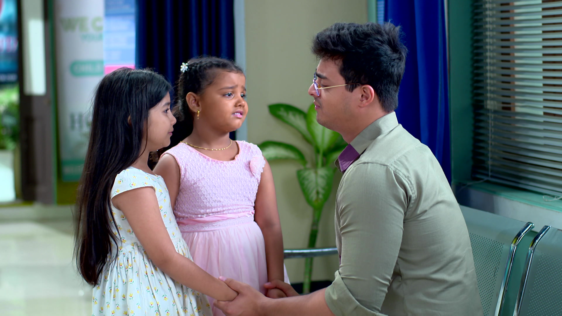 Watch Anurager Chhowa S1 Episode 452 on JioHotstar