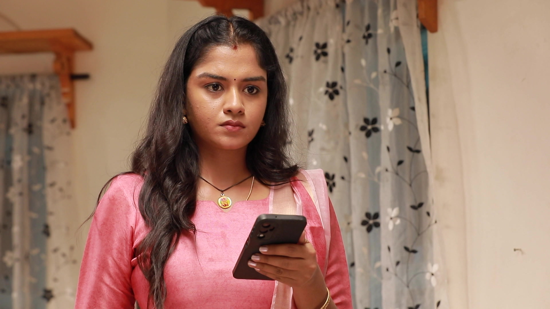 Watch Mahanadhi S1 Episode 394 on JioHotstar