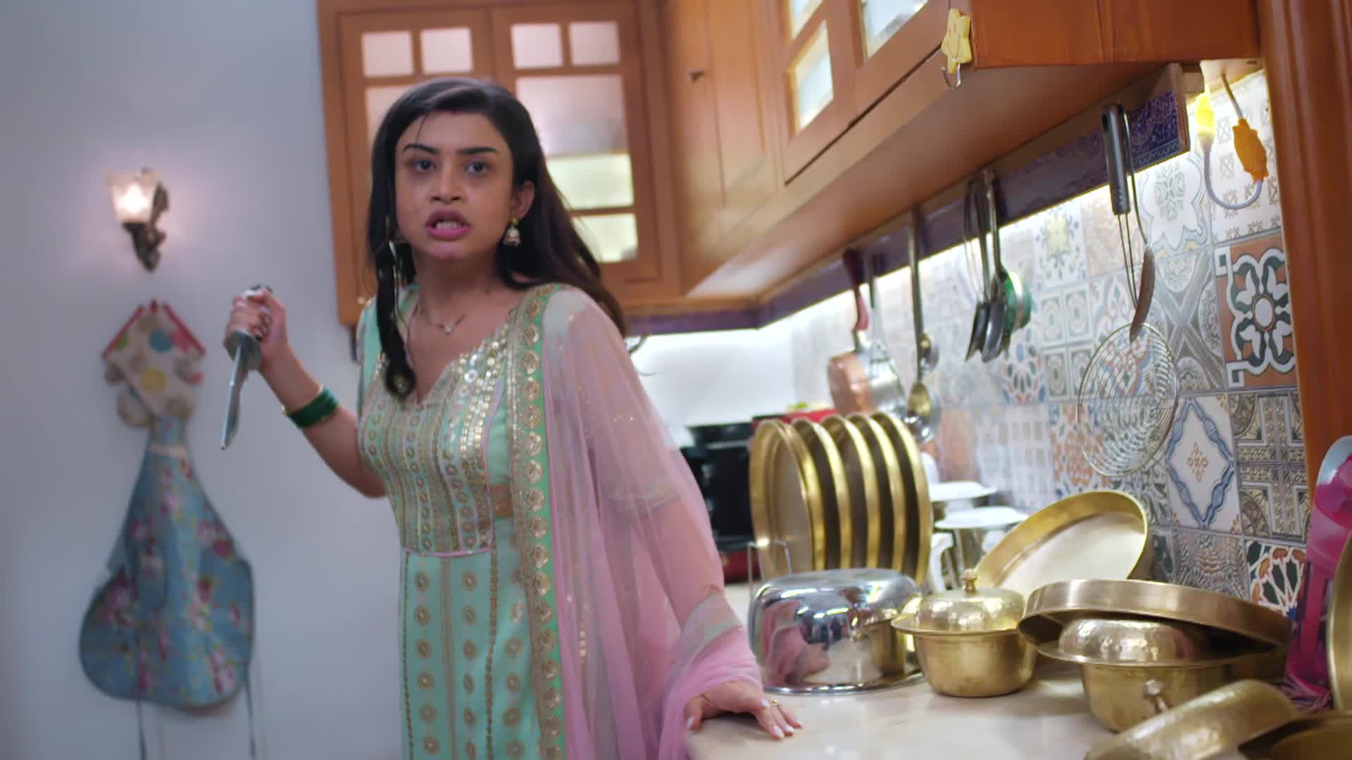 Watch Suhaagan S1 Episode 260 on JioHotstar