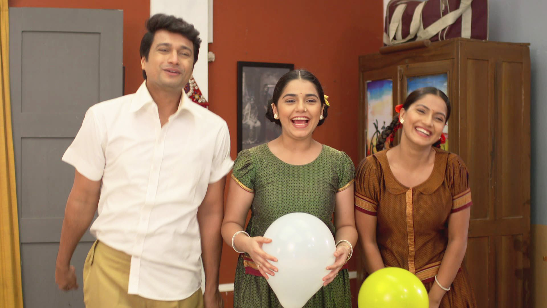 Watch The Cookie Gang Entertains Apurva Online