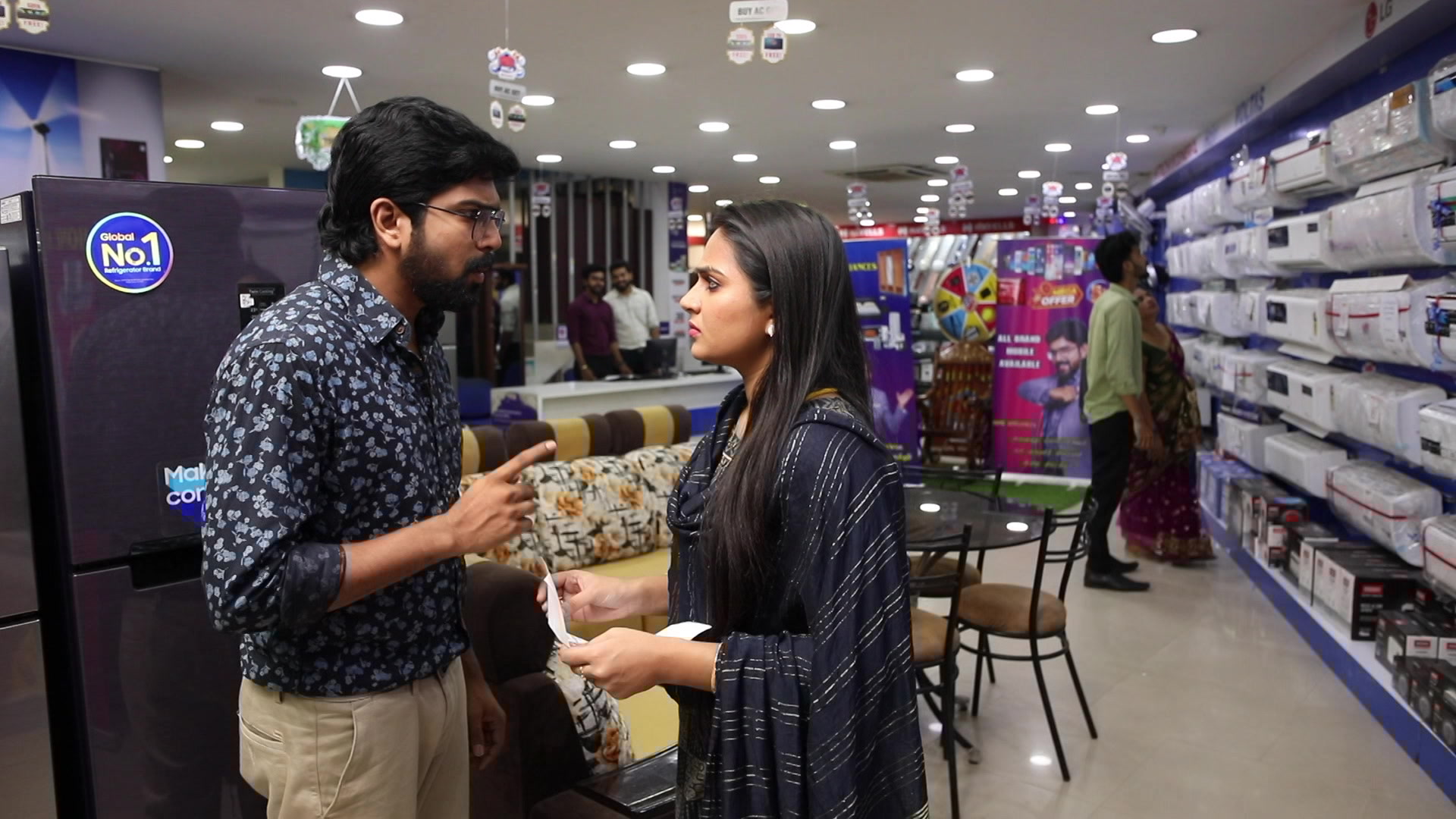 Stream Manoj in a Bind Season 3 Episode 446 – Manoj in a Bind on Disney+ Hotstar