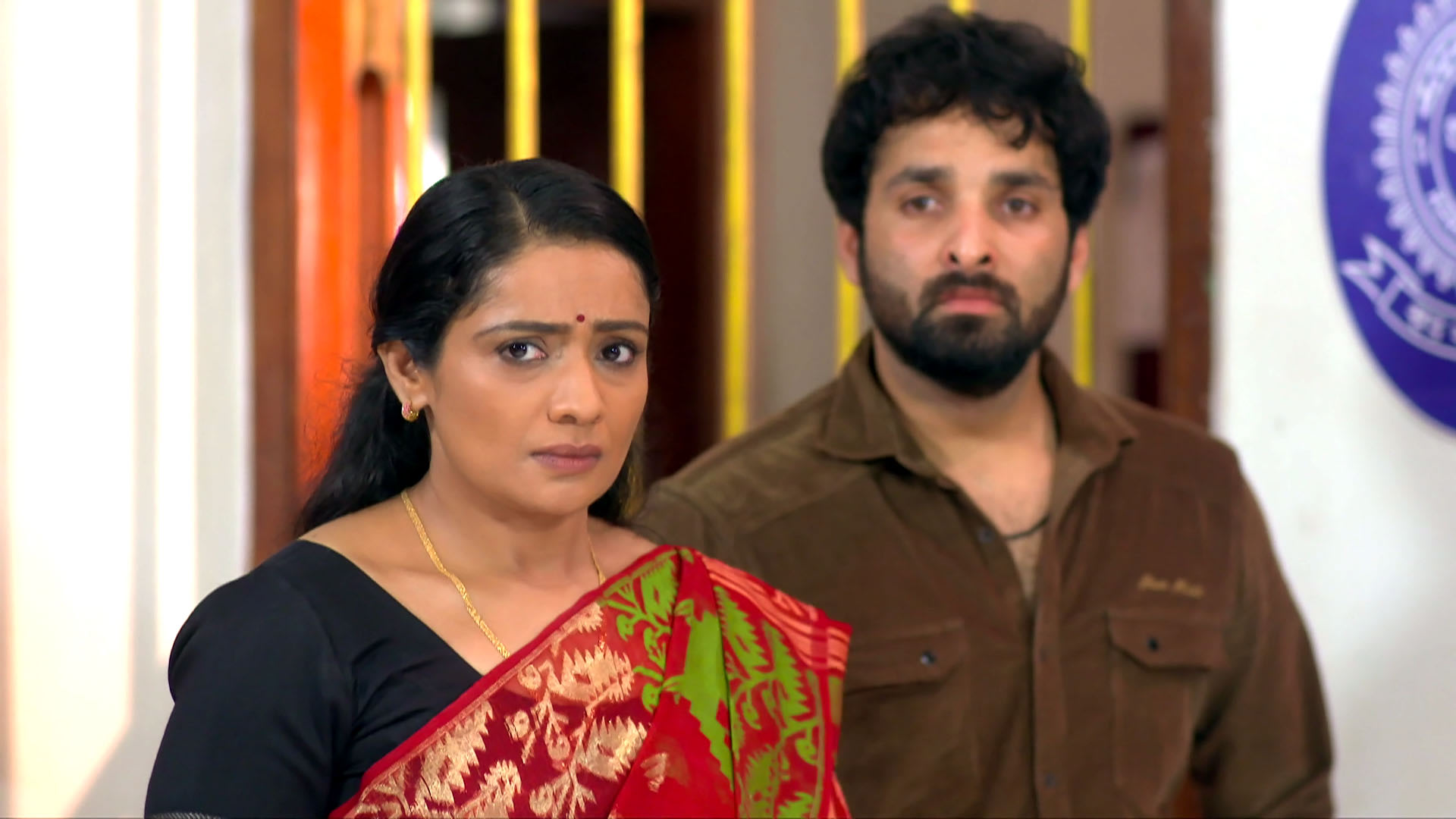 Watch Kudumbavilakku Episode 430 on JioHotstar