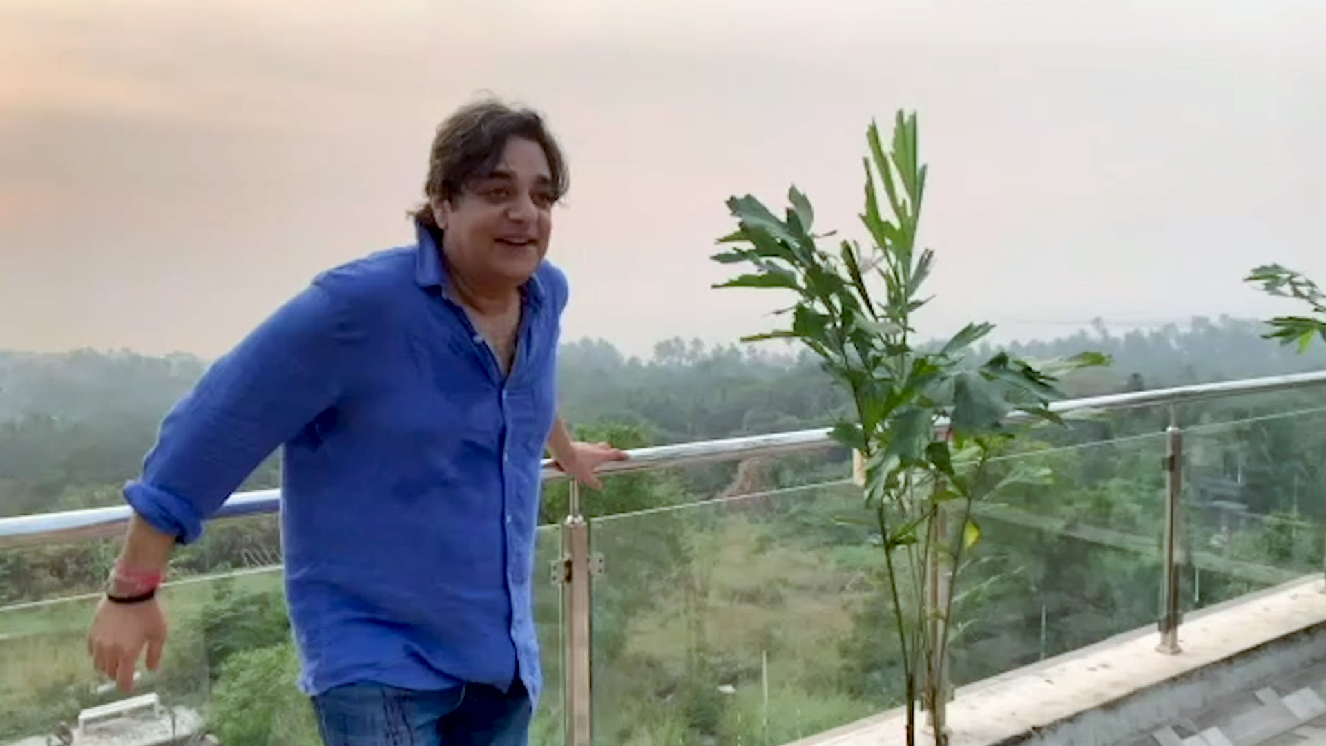 Akele Akele - Song - JioHotstar