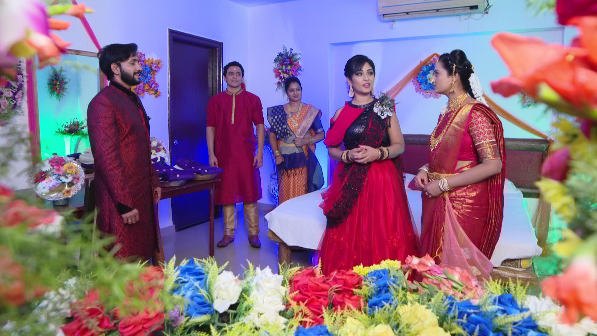 Watch Bangarada Panjara S1 Episode 211 on JioHotstar