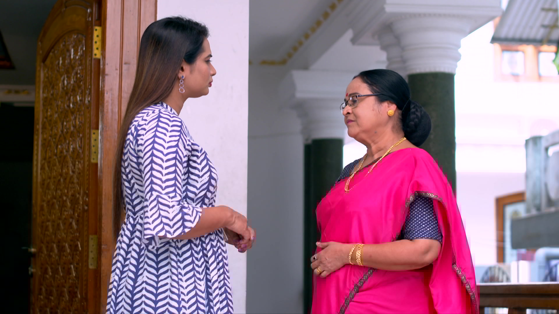 Watch A Shocker for Vedhika, Saraswathi Online