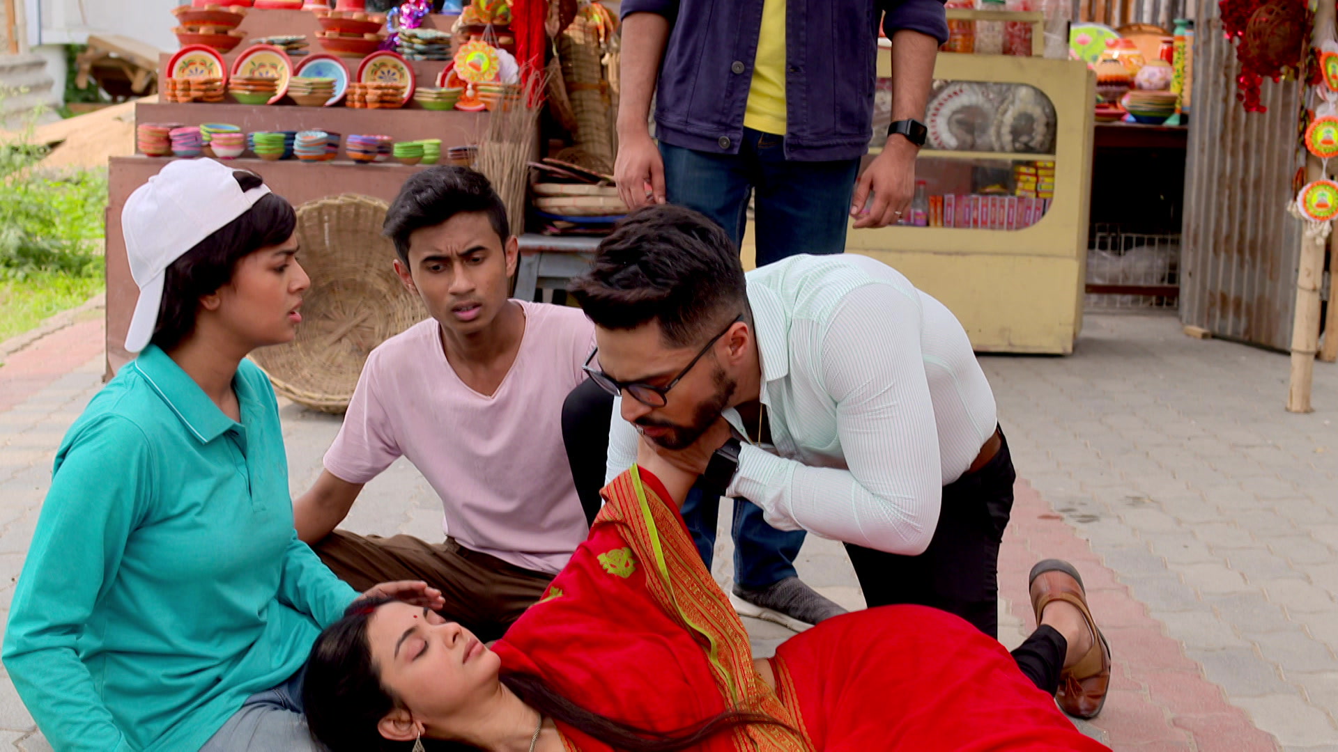 Watch Gaatchora S1 Episode 135 on JioHotstar