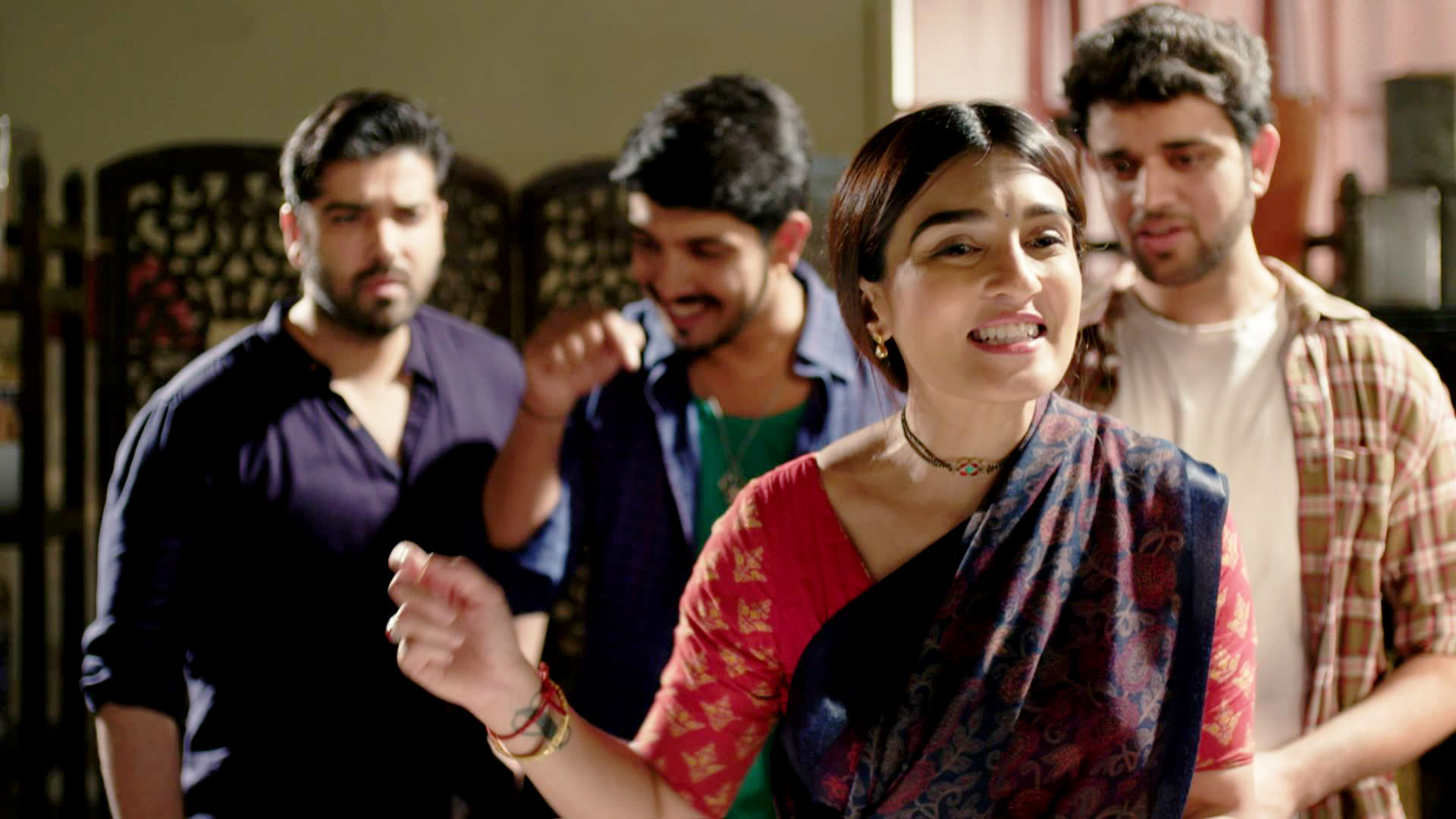 Watch Pandya Store S1 Episode 819 on JioHotstar