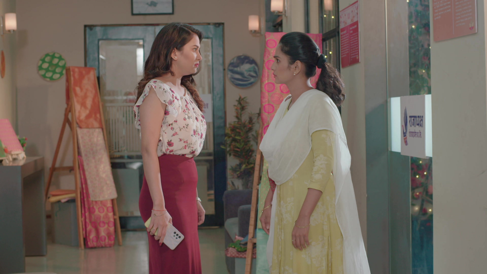 Watch Man Dhaga Dhaga Jodte Nava S1 Episode 47 on JioHotstar