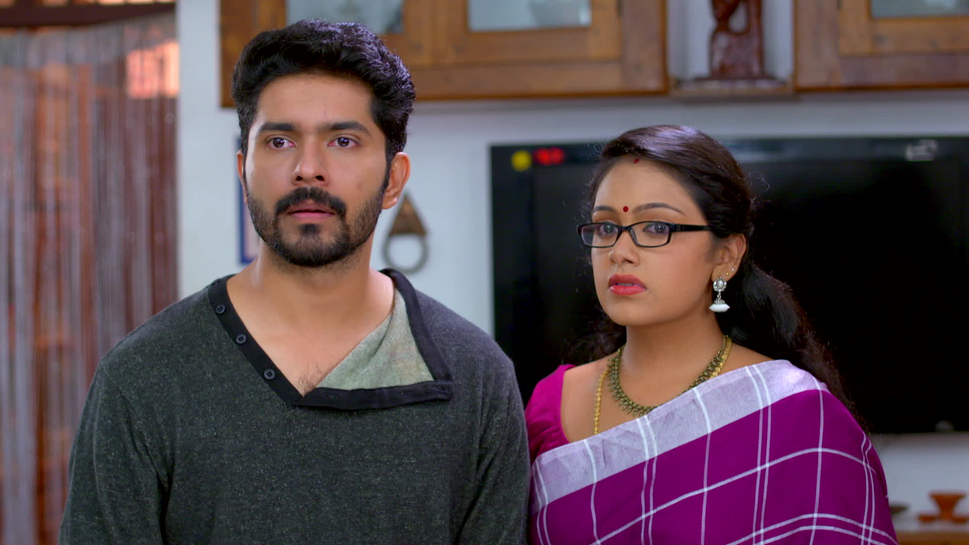 Watch Jeeva, Kavya in a Fix Online