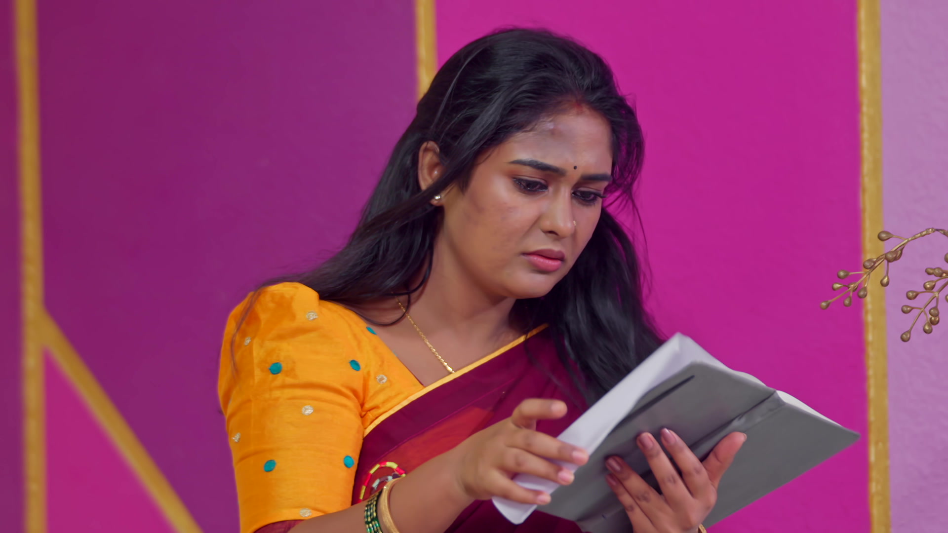 Watch Sharade S1 Episode 176 on JioHotstar