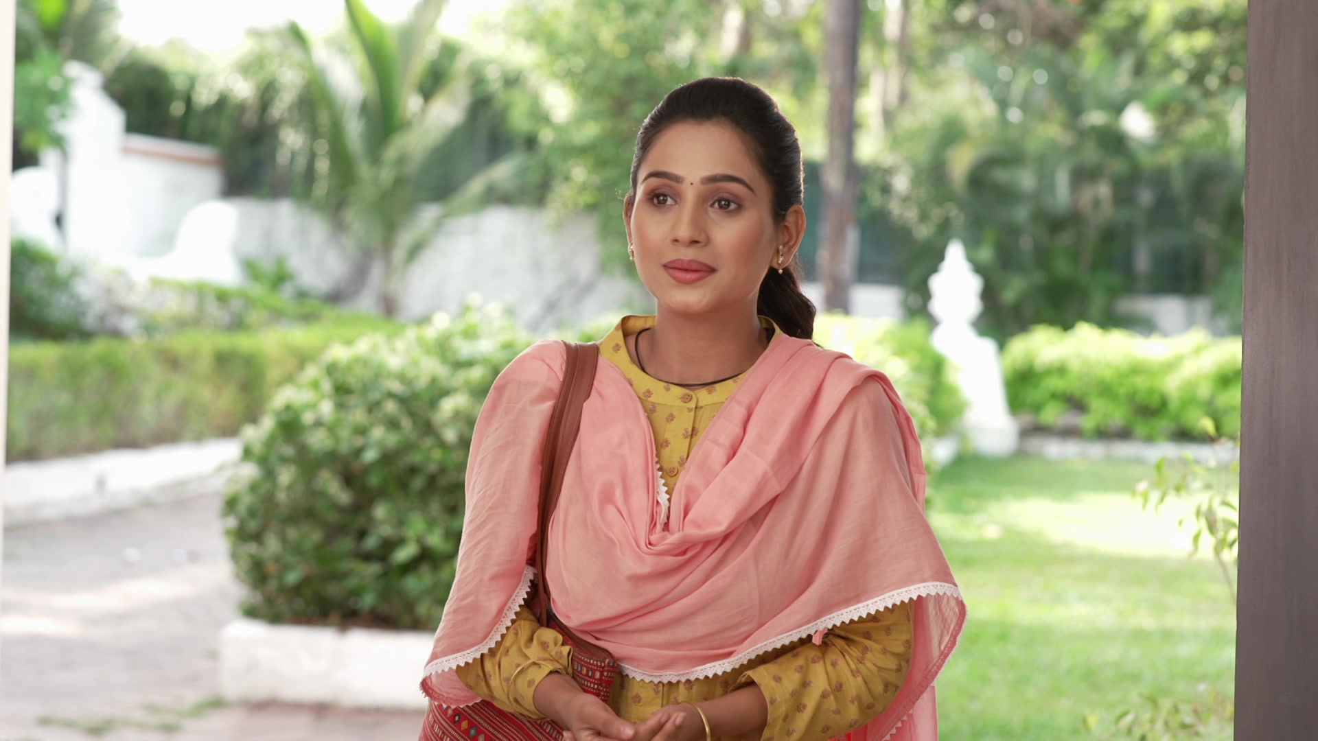 Watch Man Dhaga Dhaga Jodte Nava S1 Episode 30 on JioHotstar