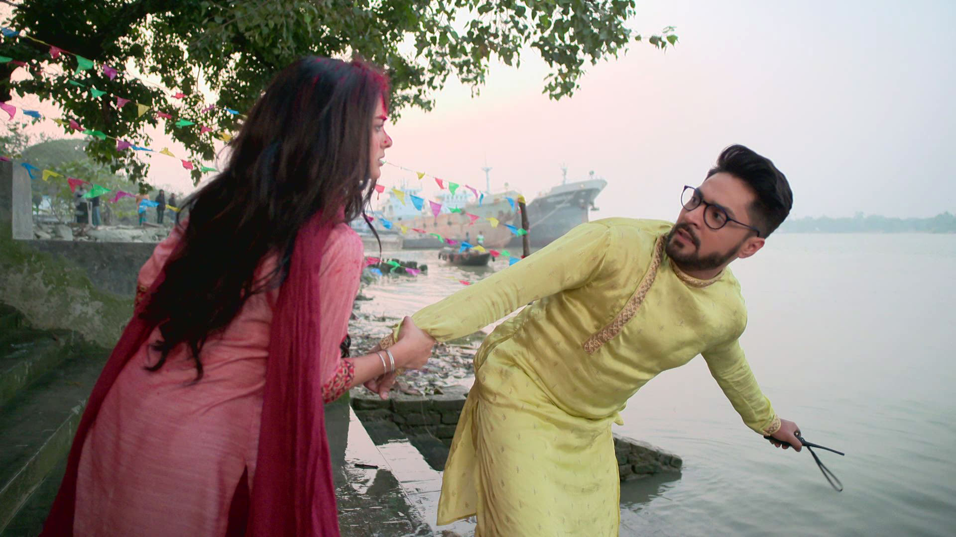 Watch Gaatchora S1 Episode 10 on JioHotstar