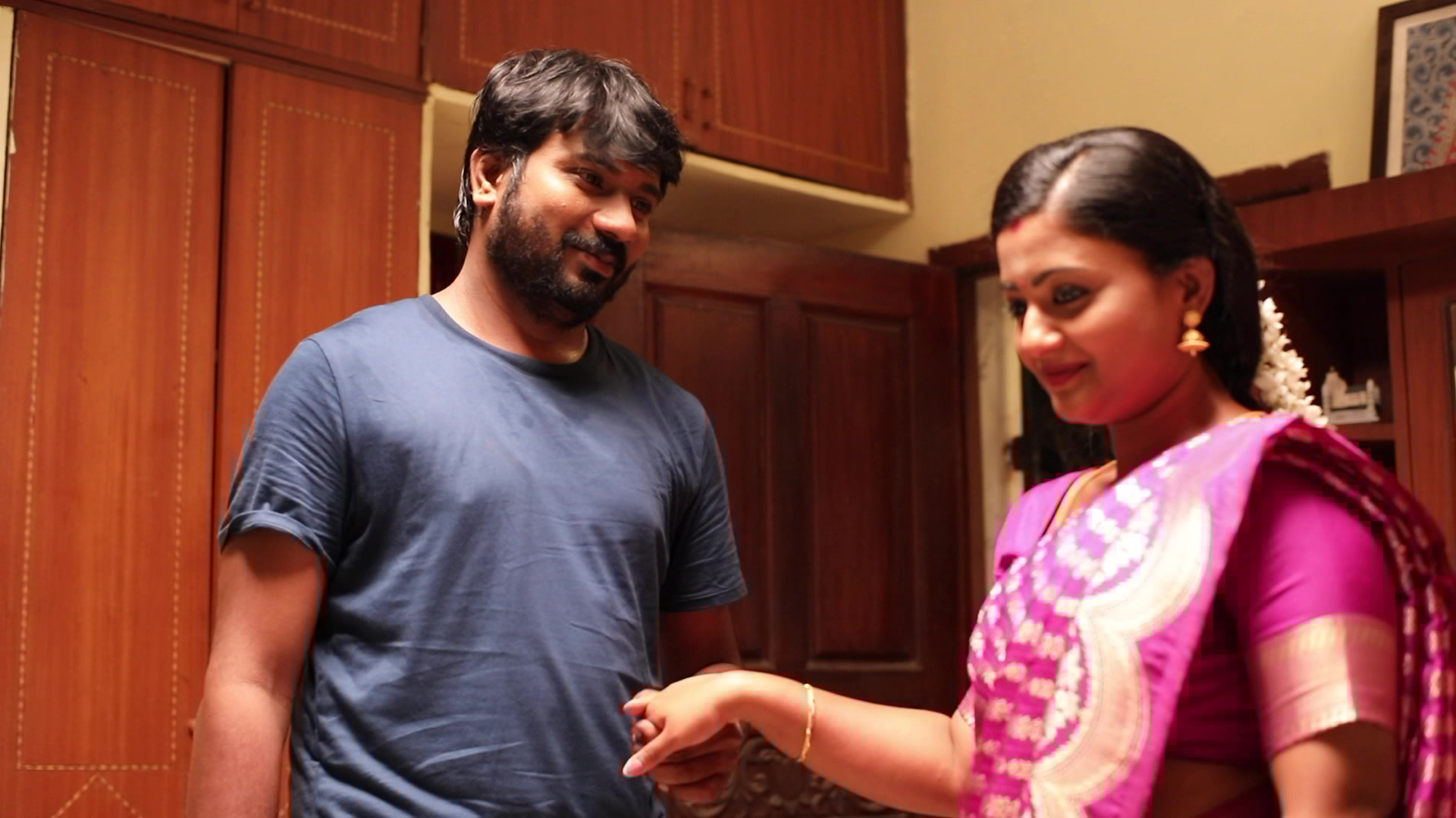 Stream Muthu's Romance with Meena Season 3 Episode 300 – Muthu's ...