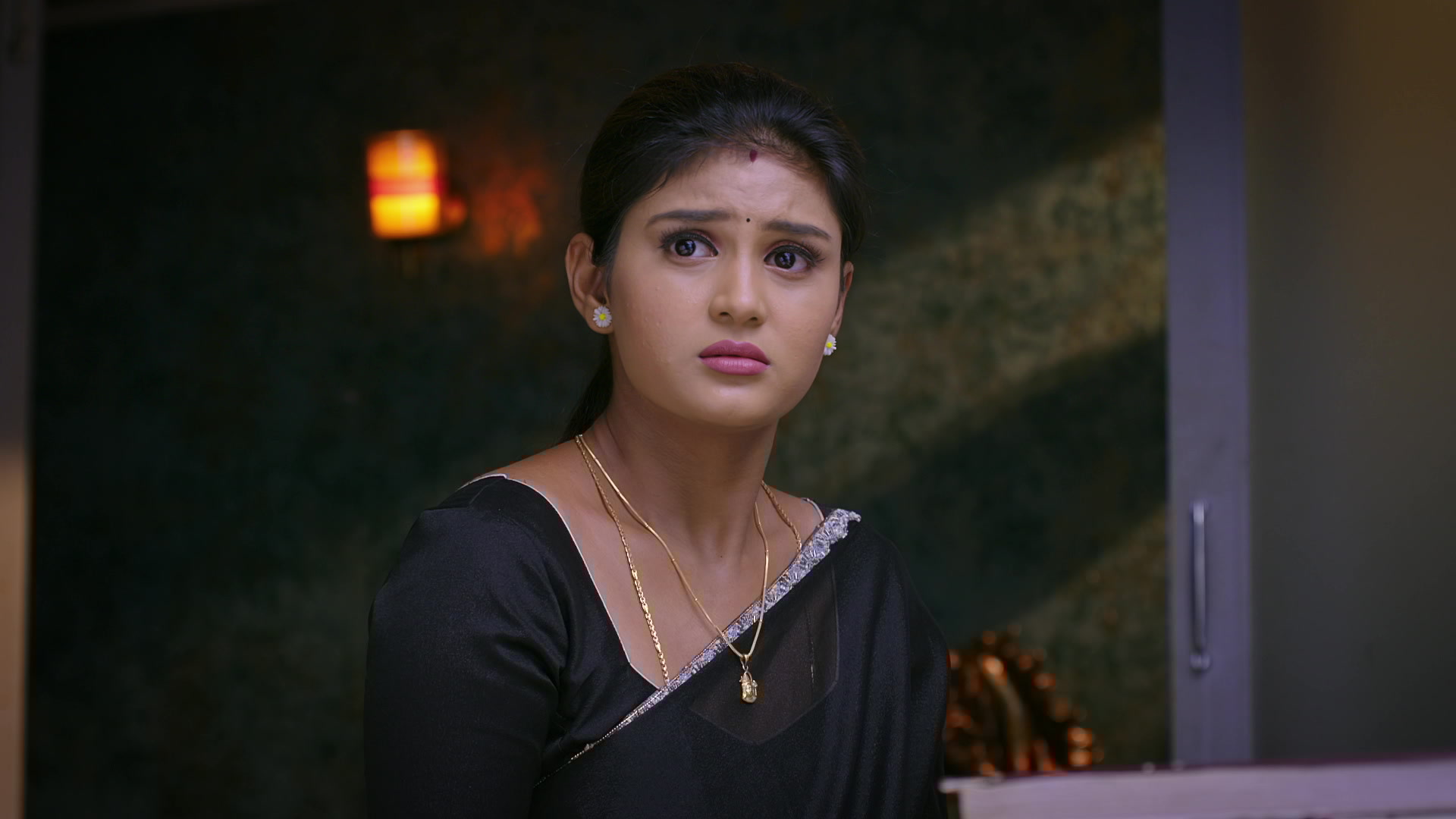 Watch Gowri Shankara S1 Episode 716 on JioHotstar