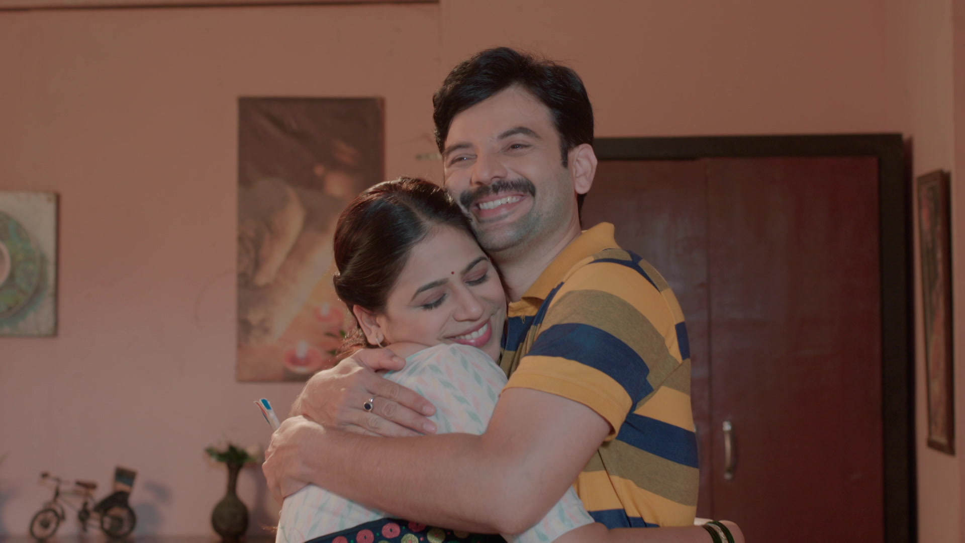 Watch Man Dhaga Dhaga Jodte Nava S1 Episode 329 on JioHotstar