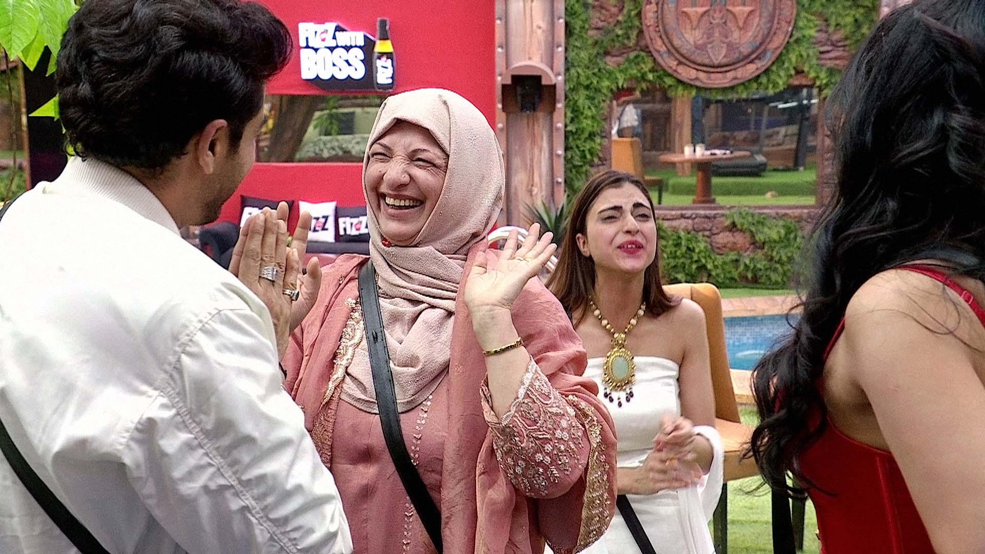 Farhana Gets Emotional Seeing Her Mom - JioHotstar